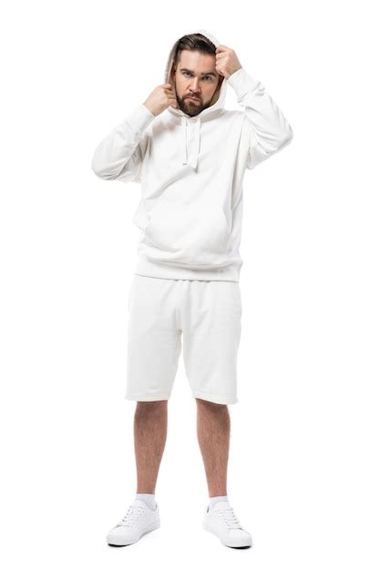Guapo Hombre Vestido Con Capucha Blanca En Blanco Y Pantalones Cortos