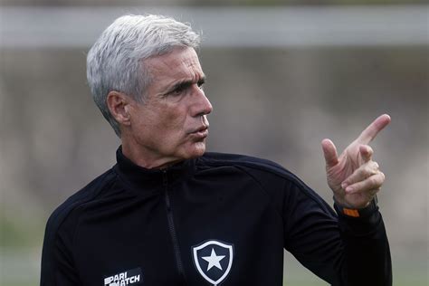 Botafogo anuncia saída do técnico português Luís Castro CNN Brasil