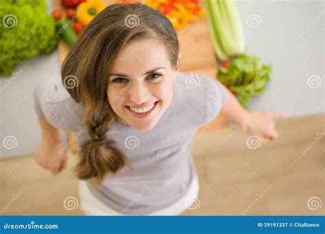 Retrato Da Jovem Mulher Feliz Na Cozinha Imagem De Stock Imagem De