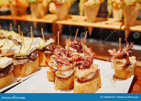 Variedad De Pinchos Pintxos En Un Bar De España San Sebastiana Foto de