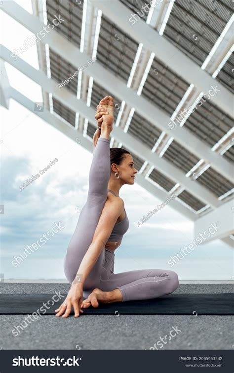 2 897 Legs Behind Head Images Stock Photos Vectors Shutterstock
