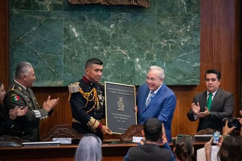 Develan Letras Doradas En Honor Al Bicentenario Del Heroico Colegio