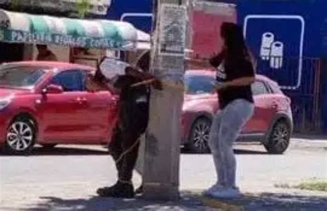 Amas de casa y vecinas detienen a ladrón y lo amarran a un poste