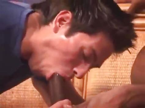 Chico gay muy mono comiéndose una polla negra enorme Pichaloca