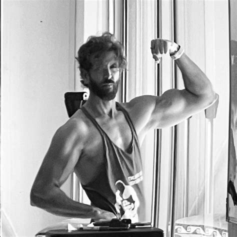 Hrithik Roshan Flaunts His Beefed Up Biceps In A Viral Picture South Asian Weekender