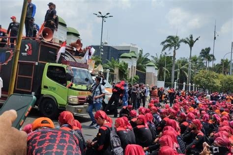 Foto Ada Aksi Demo Hindari Kawasan Patung Kuda Dan Gedung DPR