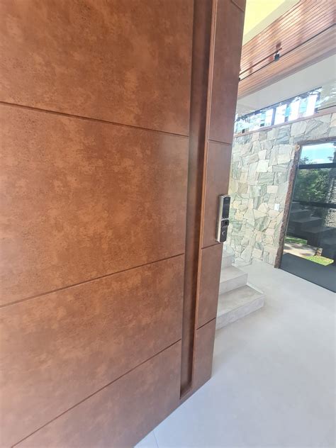 Porta Pivotante Em Acm A O Corten Frisos Horizontais Puxador Cava