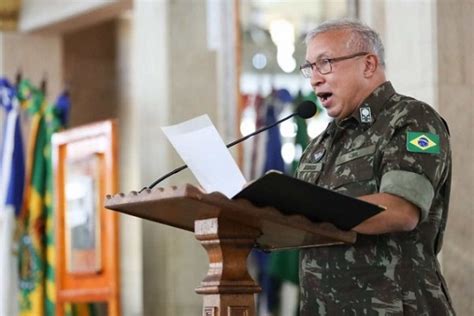 Lula demite comandante do Exército e nomeia general Tomás Miguel