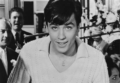 Alain Delon lacteur amaigri et souriant célèbre Noël en famille Elle