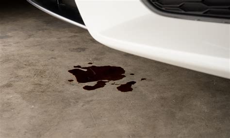 Vazamento de óleo do motor causas como consertar e perigos