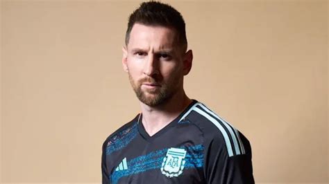 Lionel Messi posa con la playera de la Selección de Argentina Femenil