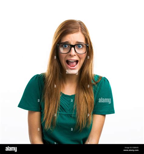 Portrait d une belle jeune fille avec une expression de peur isolé sur