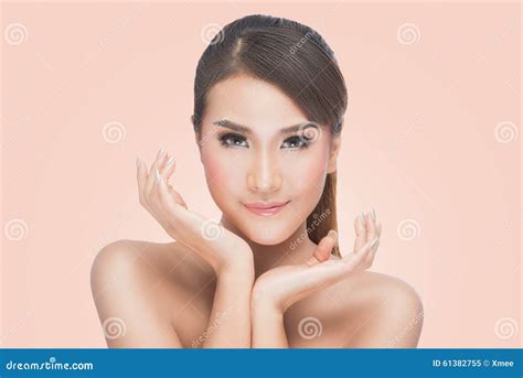 Schönheits asiatisches Porträt Schöne Badekurort Frau Ihr Gesicht