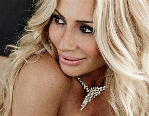 Marta Sánchez desnuda contra el cáncer de mama CromosomaX