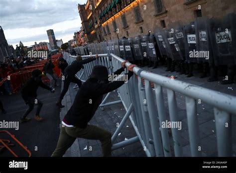 Manifestantes Derribaron Cercas Colocadas Fuera Del Palacio Nacional