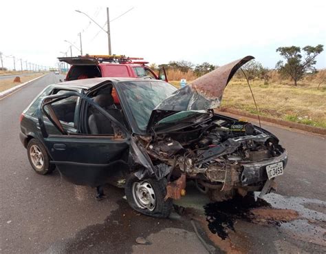 Carro bate em poste e deixa três feridos em Uberlândia Integra