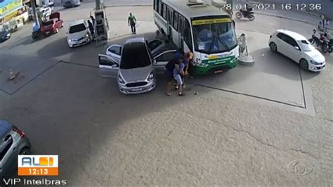 Vídeo Câmera de segurança flagra assassinato de PM aposentado em posto