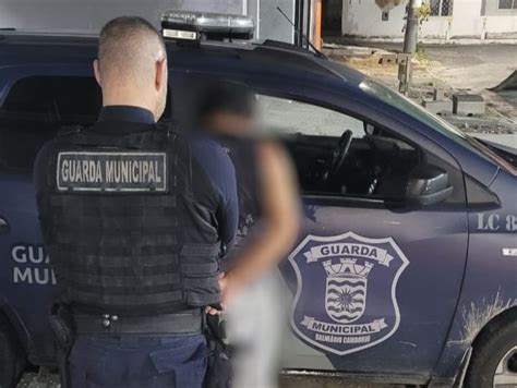 Homem é detido por agredir esposa no calçadão da Avenida Central