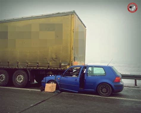 Wypadek na autostradzie A2 Volkswagen wbił się w tył naczepy