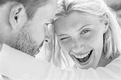 Hermosa Pareja Joven Abrazándose Expresando Cuidado Y Cariño Te Amo Pareja Sensual Con Intimidad