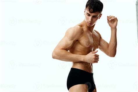 Sexy Atletas Con Un Desnudo Torso Gesticular Con Su Manos En Un Ligero