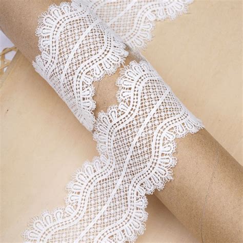 Ruban guipure blanc cassé à motif fleurs pour customiser vos habits