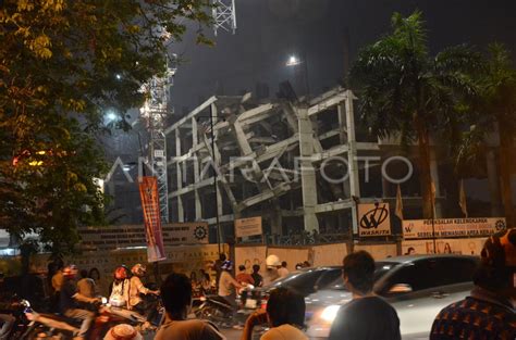 BANGUNAN ROBOH ANTARA Foto
