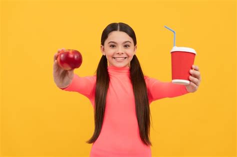 Almuerzo Jovencita Bebiendo T De Frutas Retrato De Disfrute Ni O Feliz
