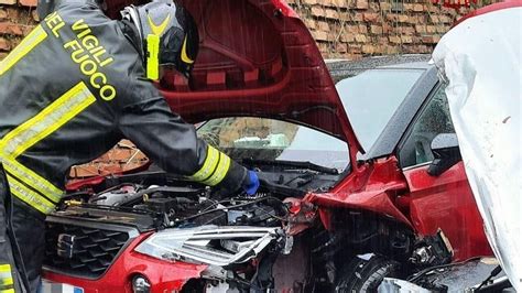 Scontro Tra Auto Lungo La Provinciale 47 Sotto La Pioggia Battente