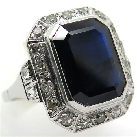 Pierre précieuse bleu foncé Bague octogonale saphir diamants ancienne