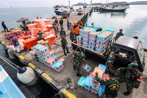 Bantuan Logistik Untuk Korban Gempa Di Pulau Bawean ANTARA Foto