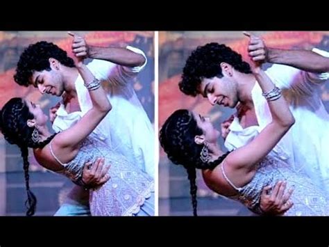 Jhanvi Kapoor S ROMANTIC Dance With BF Ishaan Khattar On Dhadak Movie