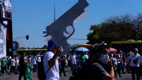 Manifesta O Pr Armas Re Ne Apoiadores De Bolsonaro Em Bras Lia Veja