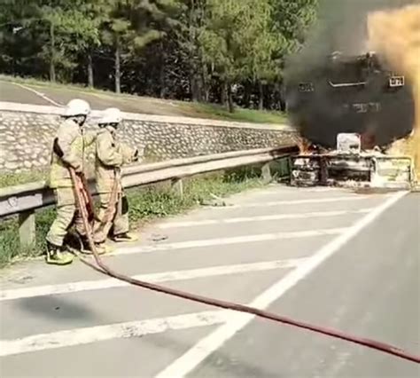 Truk Tangki Pengangkut Zat Kimia Milik PT Panca Sakti Terbakar Di Jalan