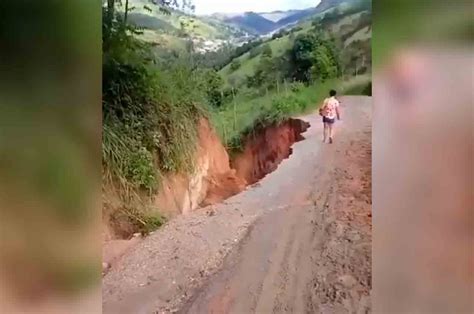 Erosão de estrada vicinal põe em risco a vida de moradores da Zona