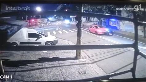 Vídeo Carro avança no sinal vermelho e atropela motociclista na