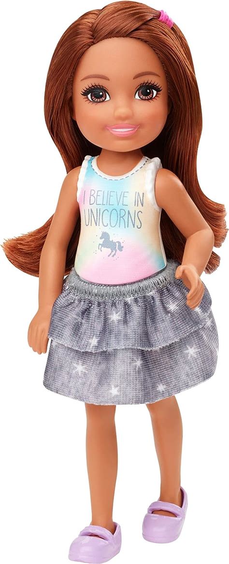 Amazon es Barbie Club Chelsea Muñeca morena con falda y camiseta