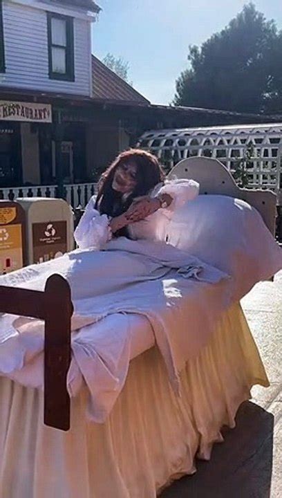 El baile de Despechá de la niña del exorcista de Port Aventura