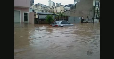 G1 Chuva forte causa alagamentos em ruas de São João da Boa Vista SP