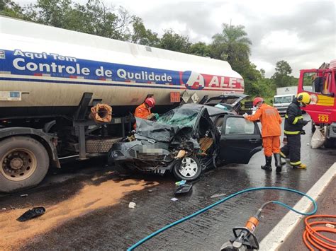 Idoso Morre Ap S Carro Bater De Frente Carreta De Combust Veis Na