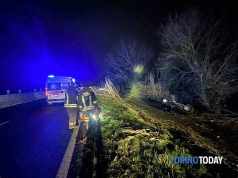 Incidente Sull Ex Statale 11 A Settimo Torinese Auto Fuori Strada