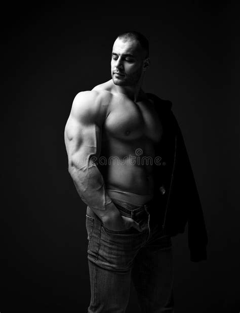 Musculoso Fuerte Hombre Fitness Entrenador Culturista Se Para En Jeans