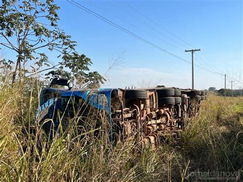 Motorista Dorme Ao Volante E Tomba Carreta Milho Na MS 276 Em