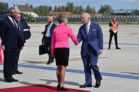 Charles III en France le roi reçu par les Macron sous lArc de