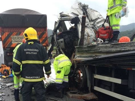 G1 Caminhoneiro morre após ficar prensado entre cabine e carga em SC