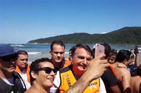 No Guarujá Bolsonaro passeia na praia e posa aglomeração de