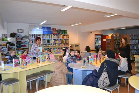 Vizită la biblioteca din Baia Mare pentru elevii claselor primare de la
