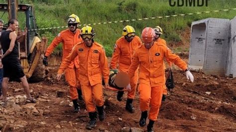 Vídeo Trabalhador é resgatado após ficar soterrado em obra no DF