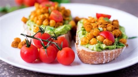 Pan tostado con aguacate garbanzo y paprika de 270 Kcal Receta fácil
