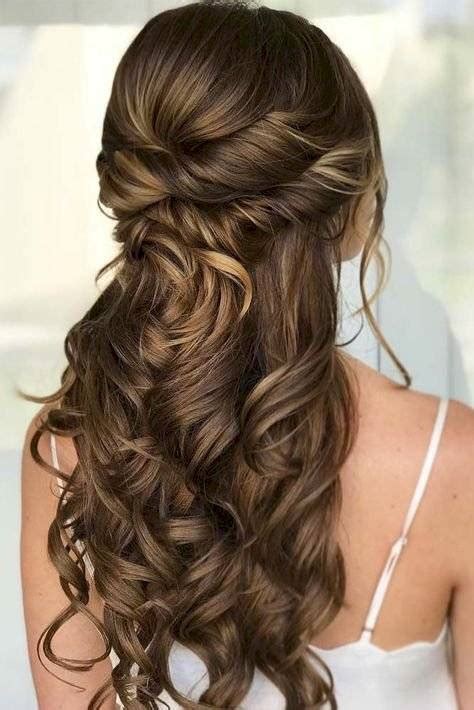 Peinados para graduación con cabello suelto para completar tu look